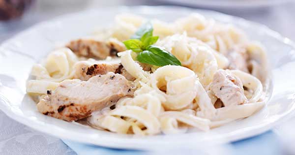 Pasta Alfredo con Pollo Fácil | Fácil y Casero